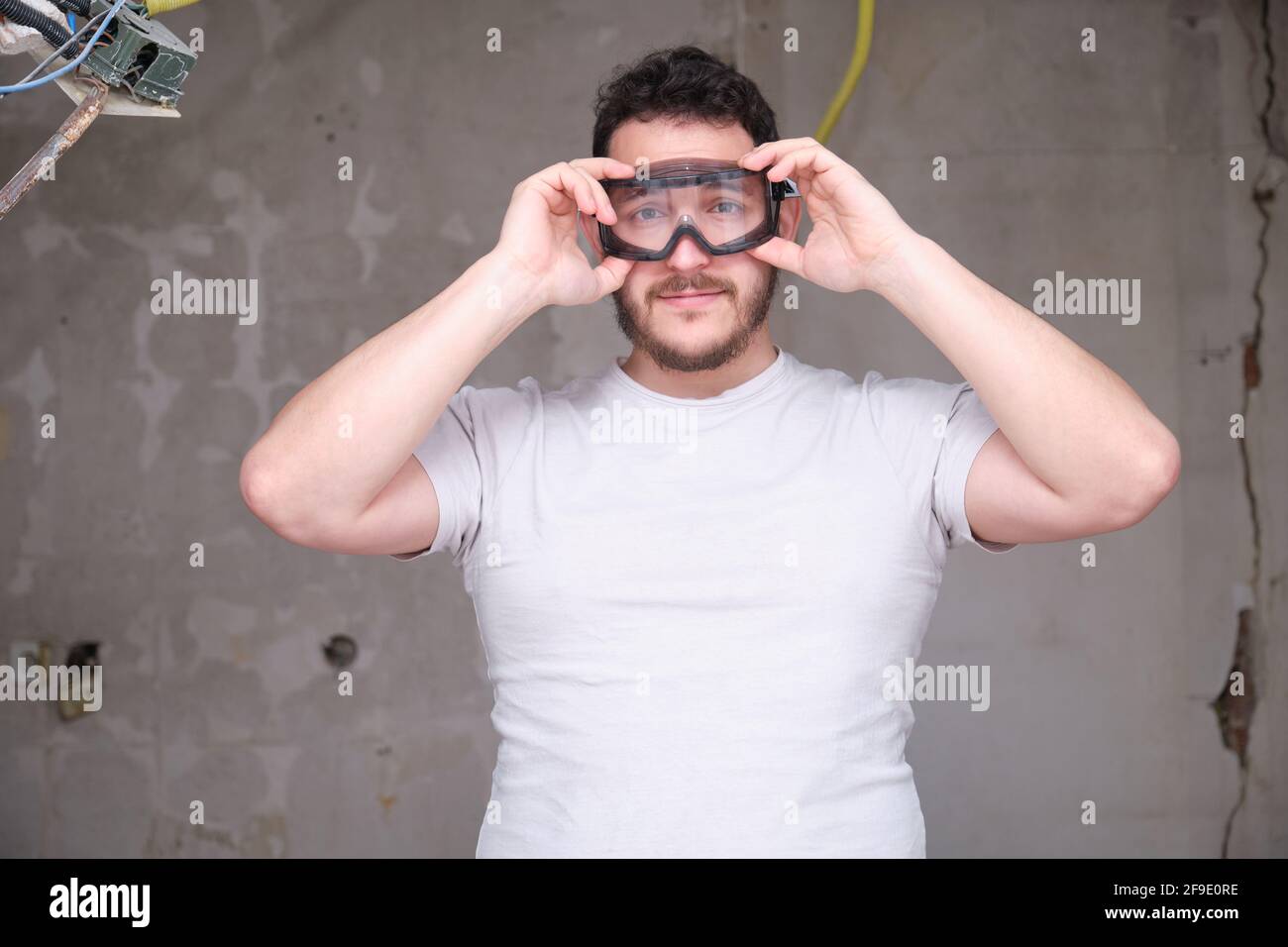 Man wearing safety goggles hi-res stock photography and images - Alamy