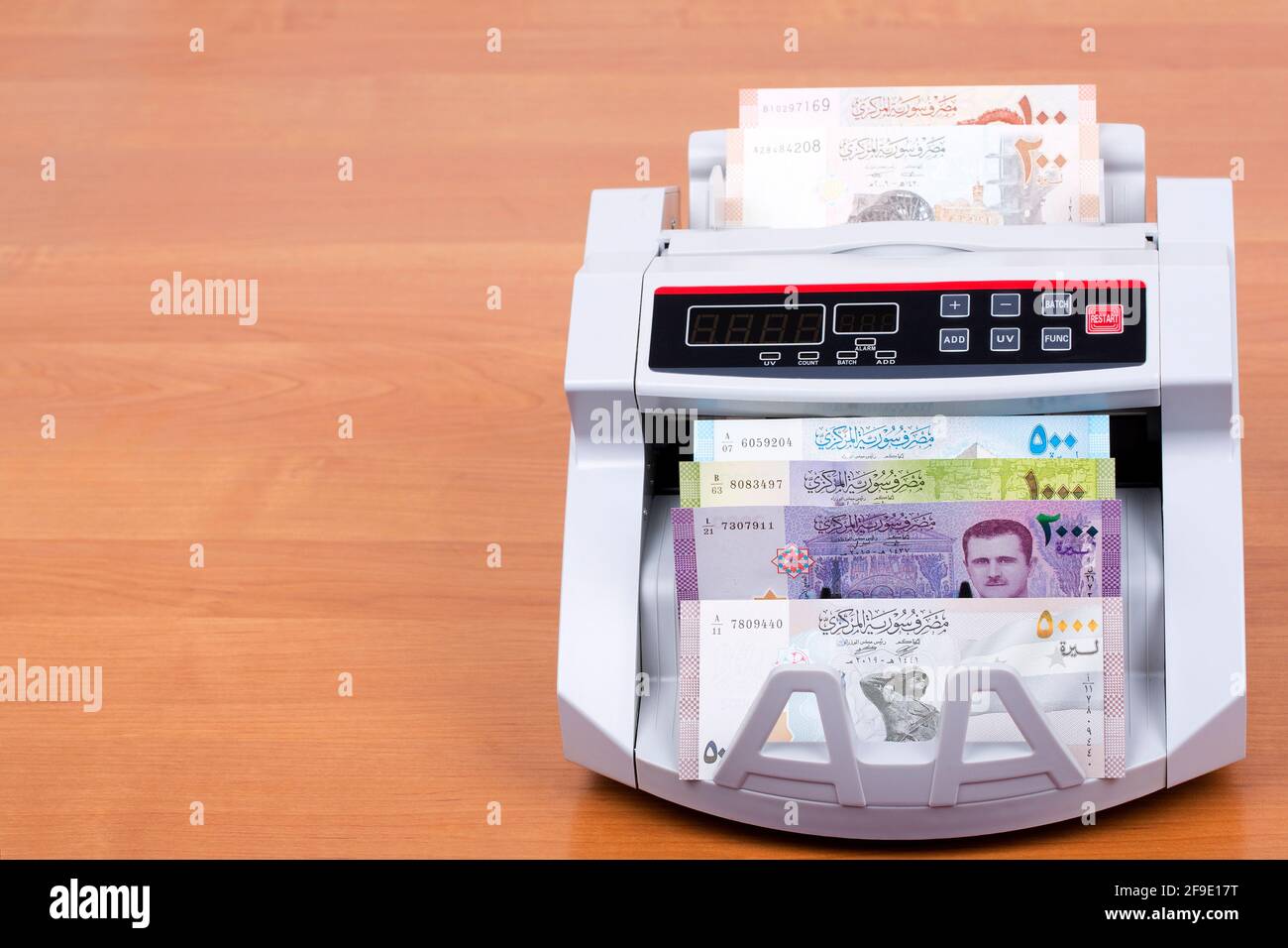 Syrian money - pound in the counting machine Stock Photo - Alamy