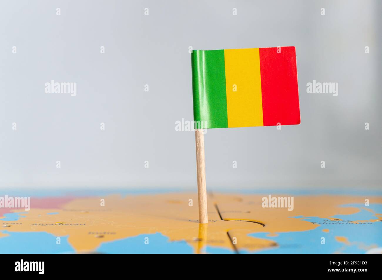 A closeup of a small Mali flag on a world map puzzle Stock Photo - Alamy