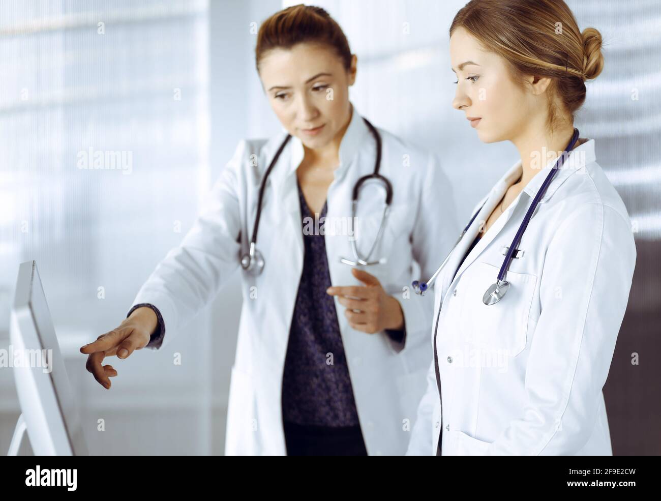 Table Discussion High Resolution Stock Photography and Images - Alamy