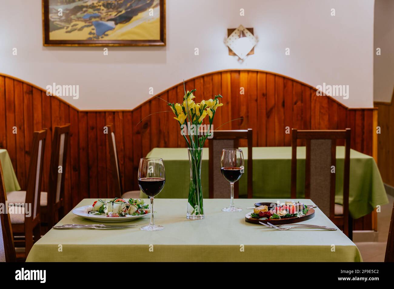 Empty table meal set hi-res stock photography and images - Alamy