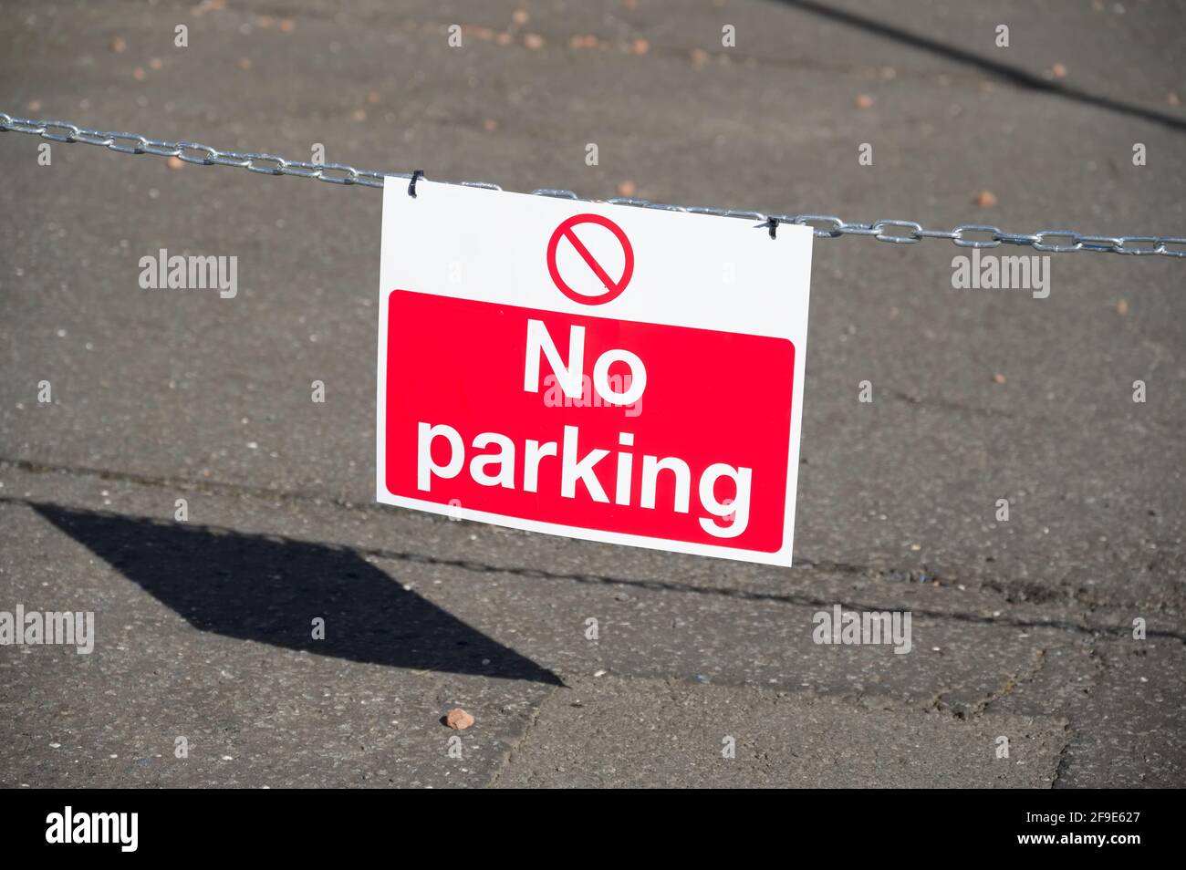 No parking private property red sign on chain Stock Photo - Alamy
