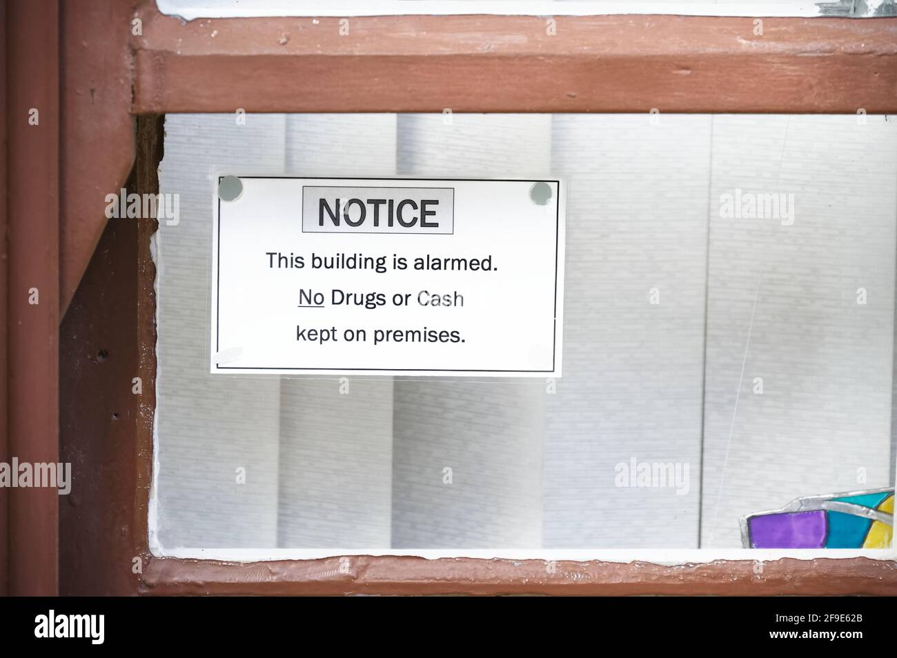 Notice in building window hi-res stock photography and images - Alamy