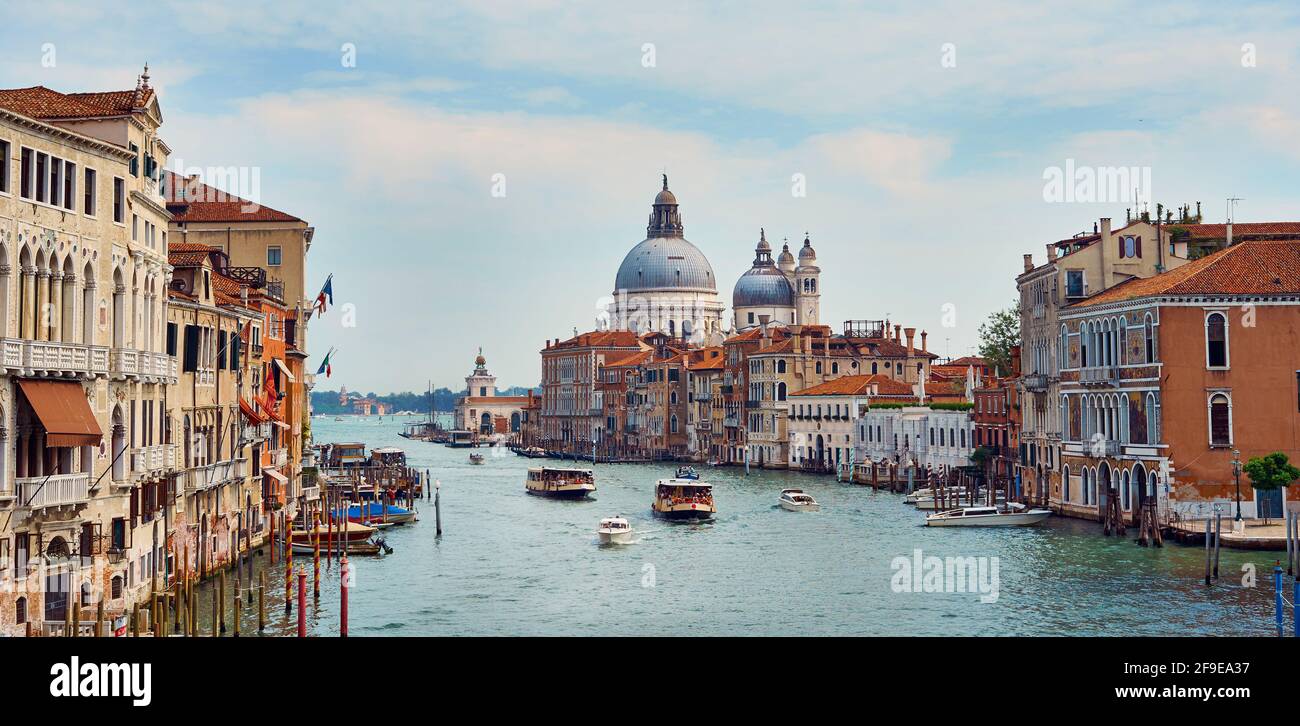 Famous Grand Canal with floating boats between residential buildings ...