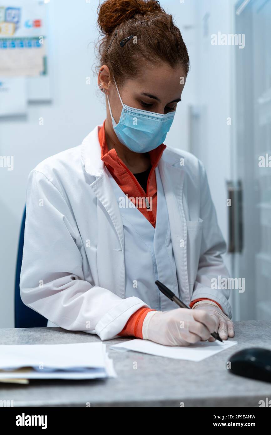 Doctor paper mask hi-res stock photography and images - Alamy