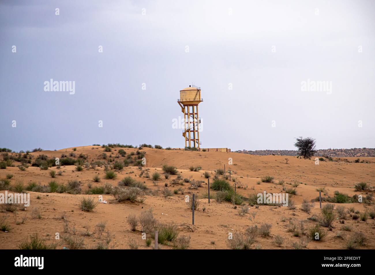 Tank in desert hi-res stock photography and images - Alamy