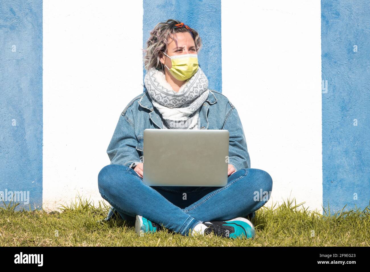 Leaning against something hi-res stock photography and images - Alamy