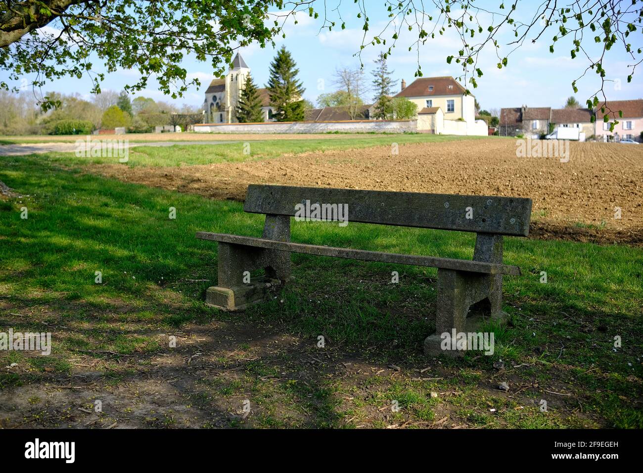 Lonely bench hi-res stock photography and images - Alamy