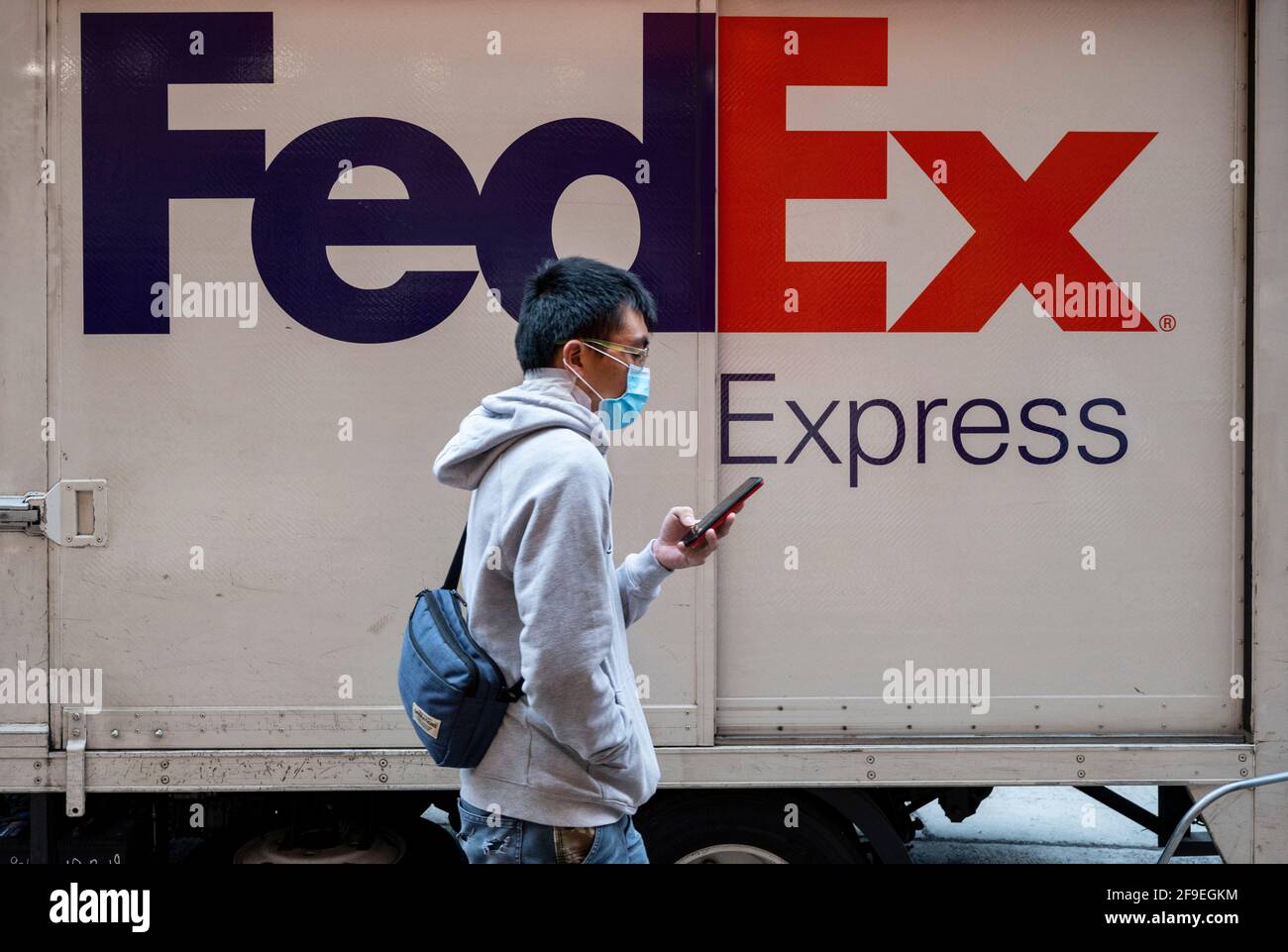 Fedex delivery man truck High Resolution Stock Photography and Images ...