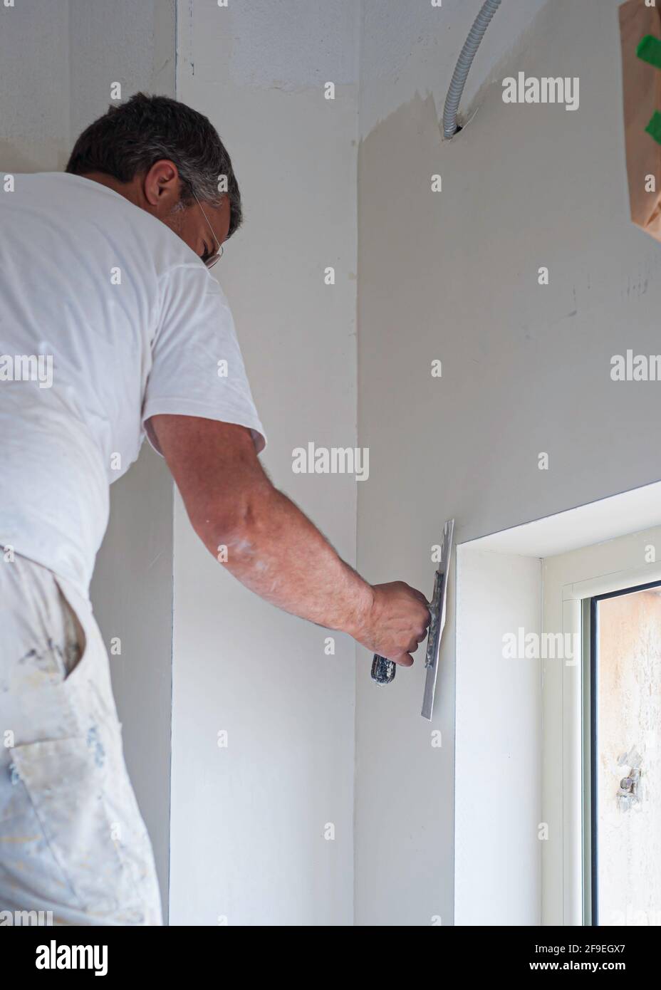 Smoothing the wall hi-res stock photography and images - Alamy