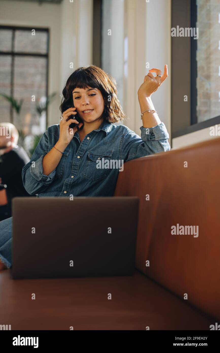 Client on the phone hi-res stock photography and images - Alamy
