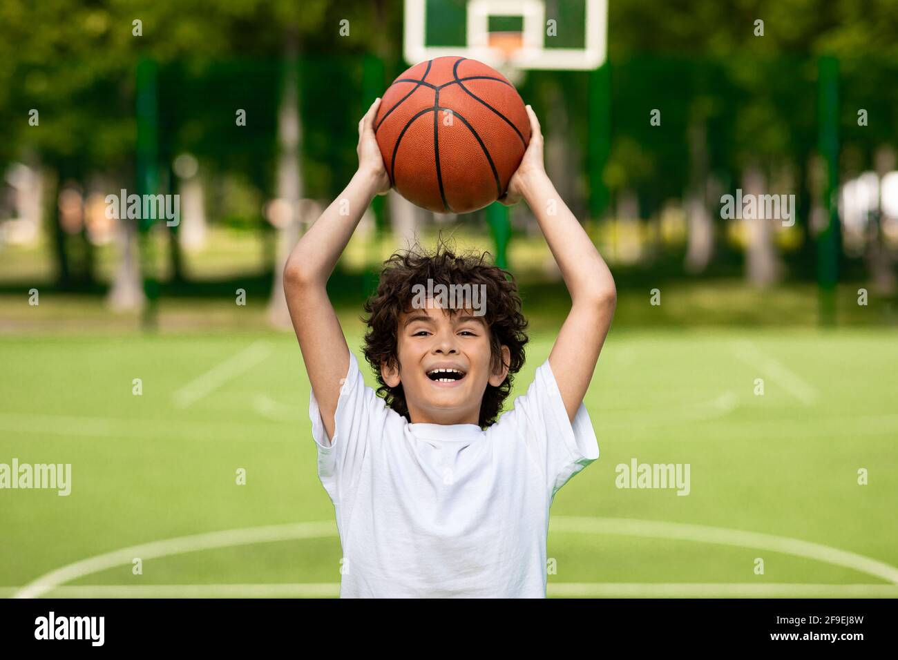 Child throwing ball throw hi-res stock photography and images - Alamy