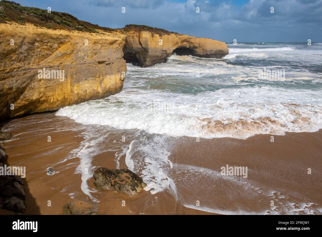 London Bridge rock formation on the Great Ocean Road, Victoria ...