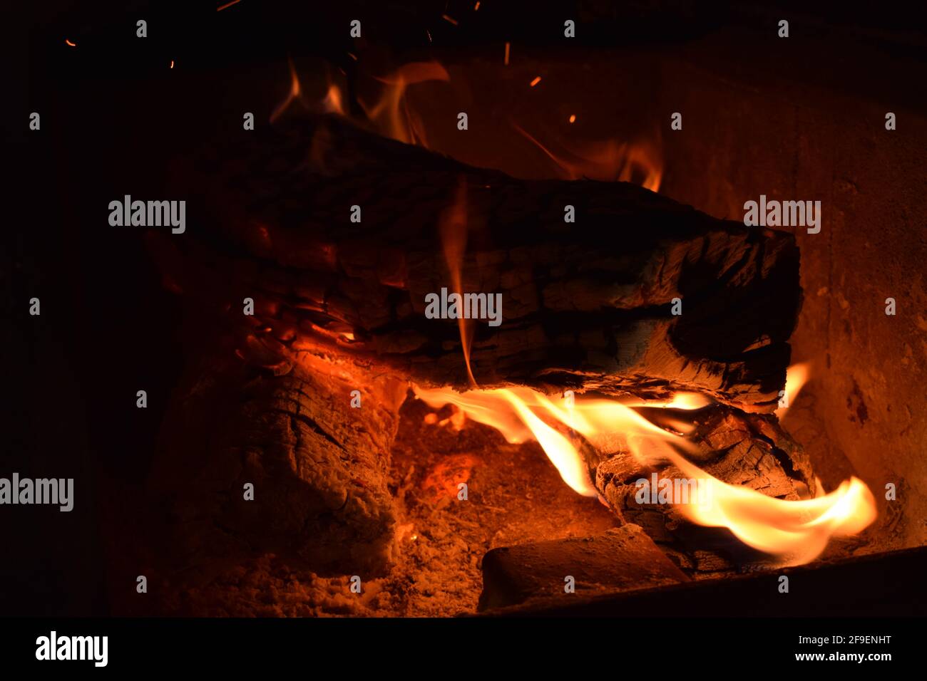 Yule log fire hi-res stock photography and images - Alamy