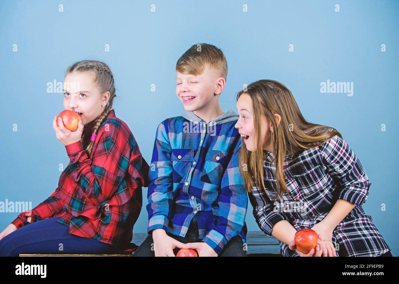 Teens fruit eat group hi-res stock photography and images - Alamy