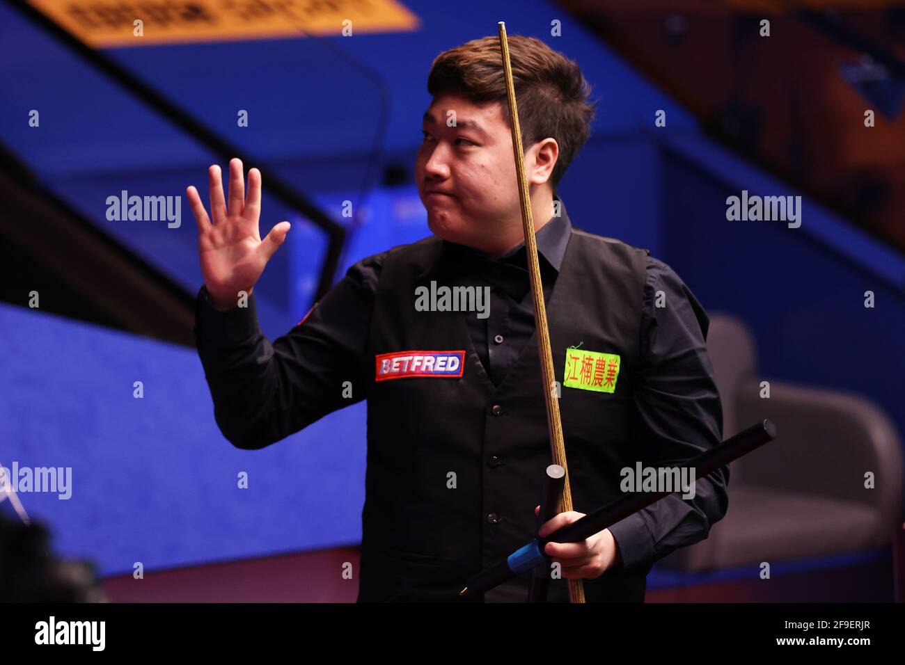 Yan Bingtao celebrates victory during day 1 of the Betfred World ...