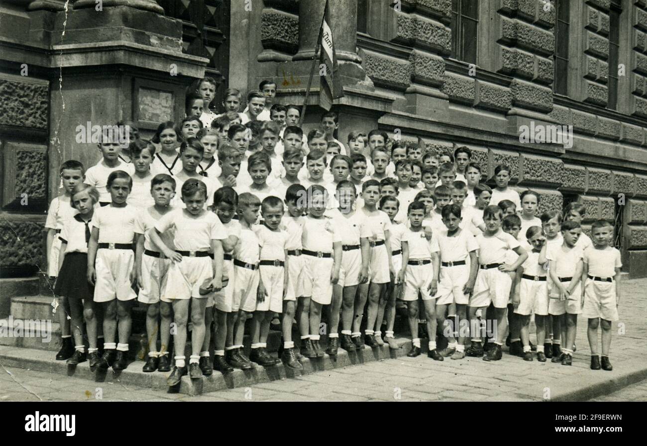 Class photo school uniform hi-res stock photography and images - Alamy