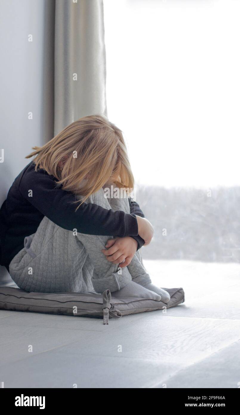 Lonely sad child hi-res stock photography and images - Alamy