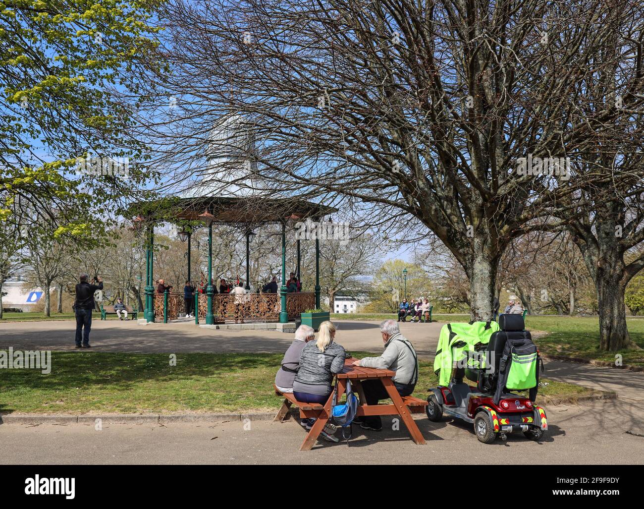 Bespoke bench hi-res stock photography and images - Alamy