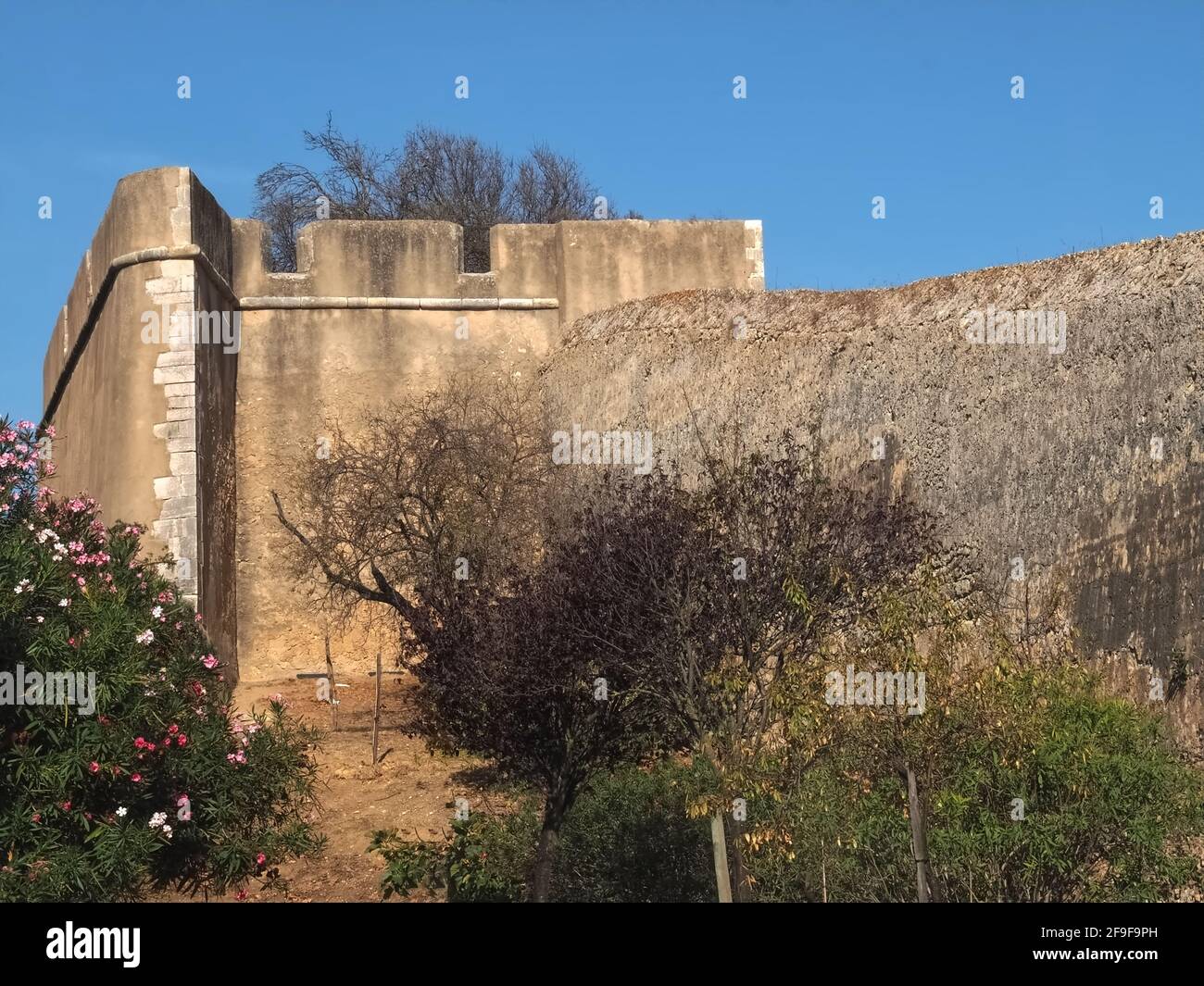Historic castle walls hi-res stock photography and images - Alamy