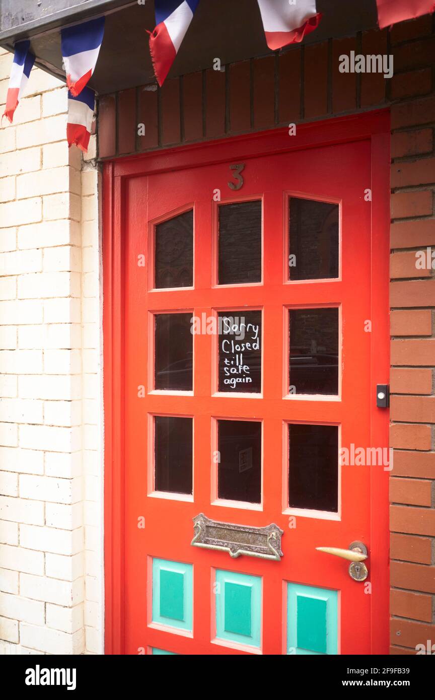 Closed french doors hi-res stock photography and images - Alamy