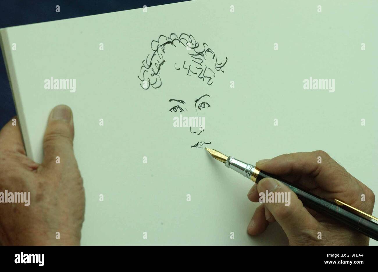 VIETNAMESE WAR ARTIST NGUYEN THU DRAWING PORTRAITS AT THE BRITISH ...