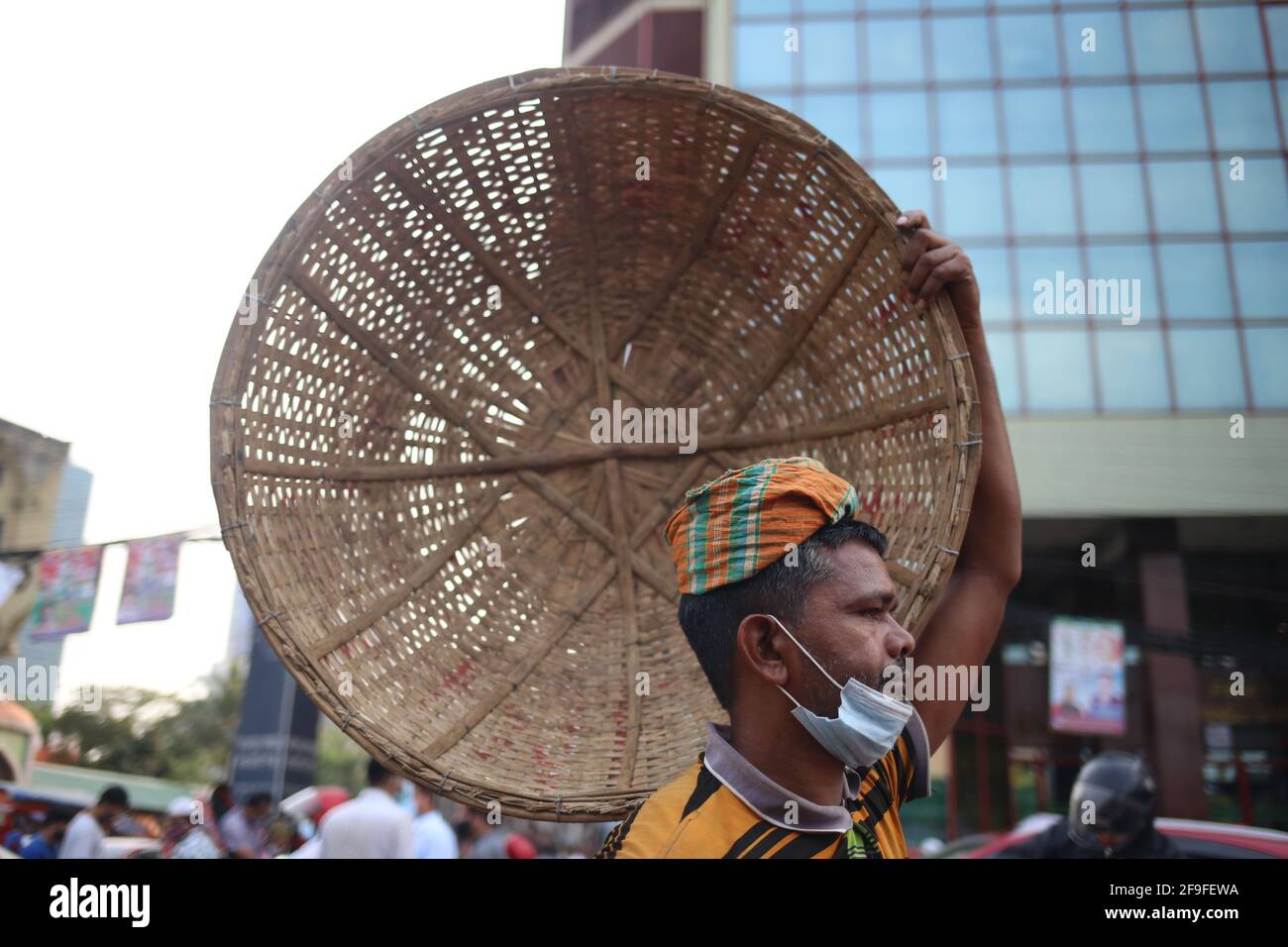 Dhaka, Bangladesh. 18th Apr, 2021. A day laborer is looking for work ...