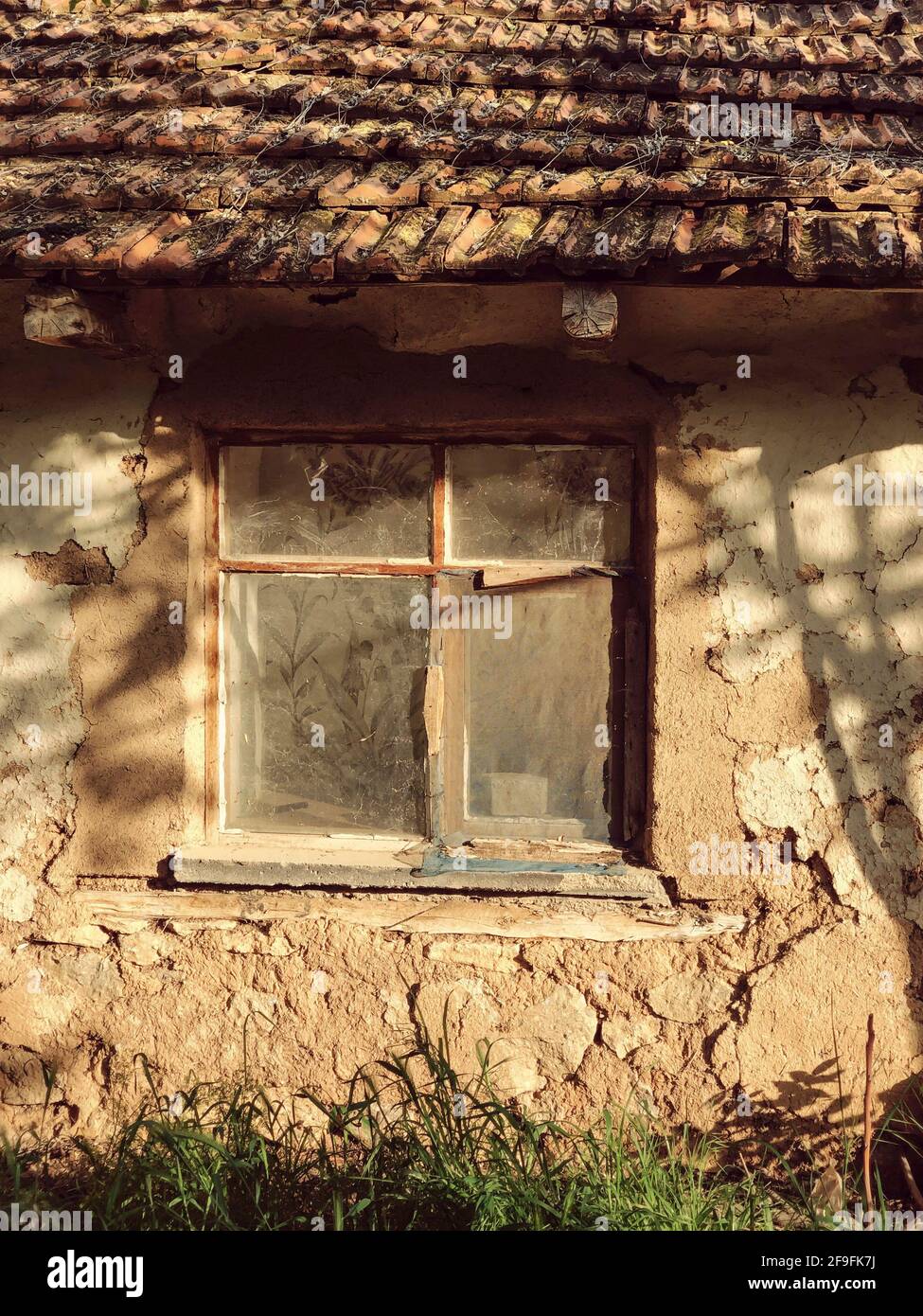 dirty window of an abandoned stone house Stock Photo - Alamy