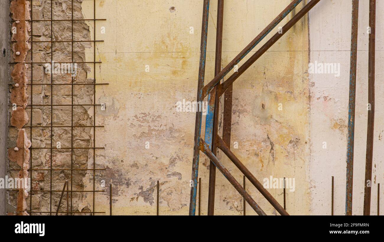 wall with wire mesh on a construction site Stock Photo - Alamy