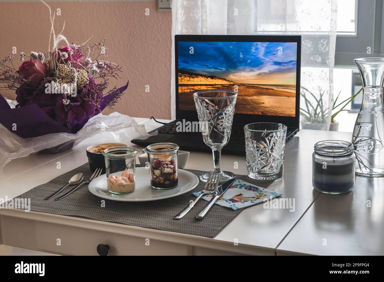 Family lunch time table hi-res stock photography and images - Alamy