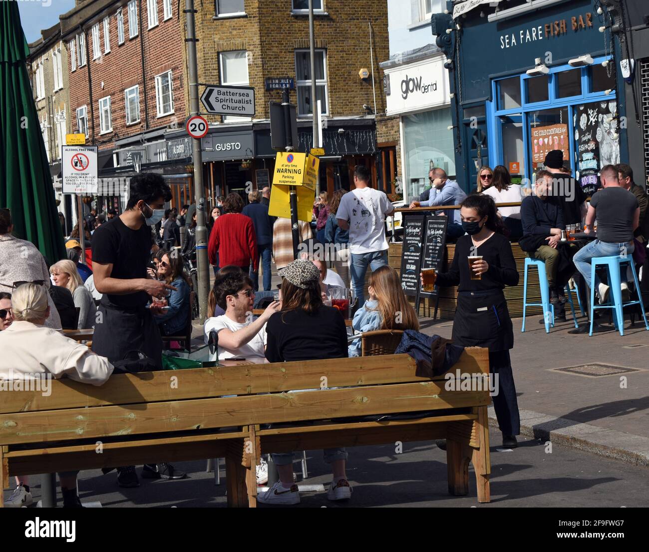 Pubs open sunday hi-res stock photography and images - Alamy