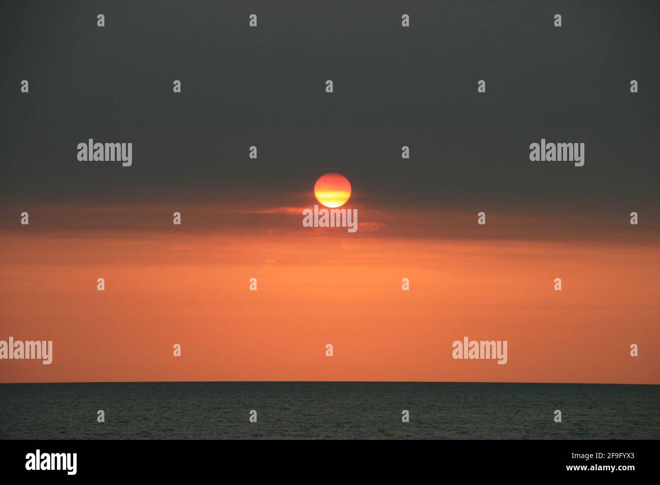 Tropical sunset over the Great Barrier Reef, Australia Stock Photo - Alamy