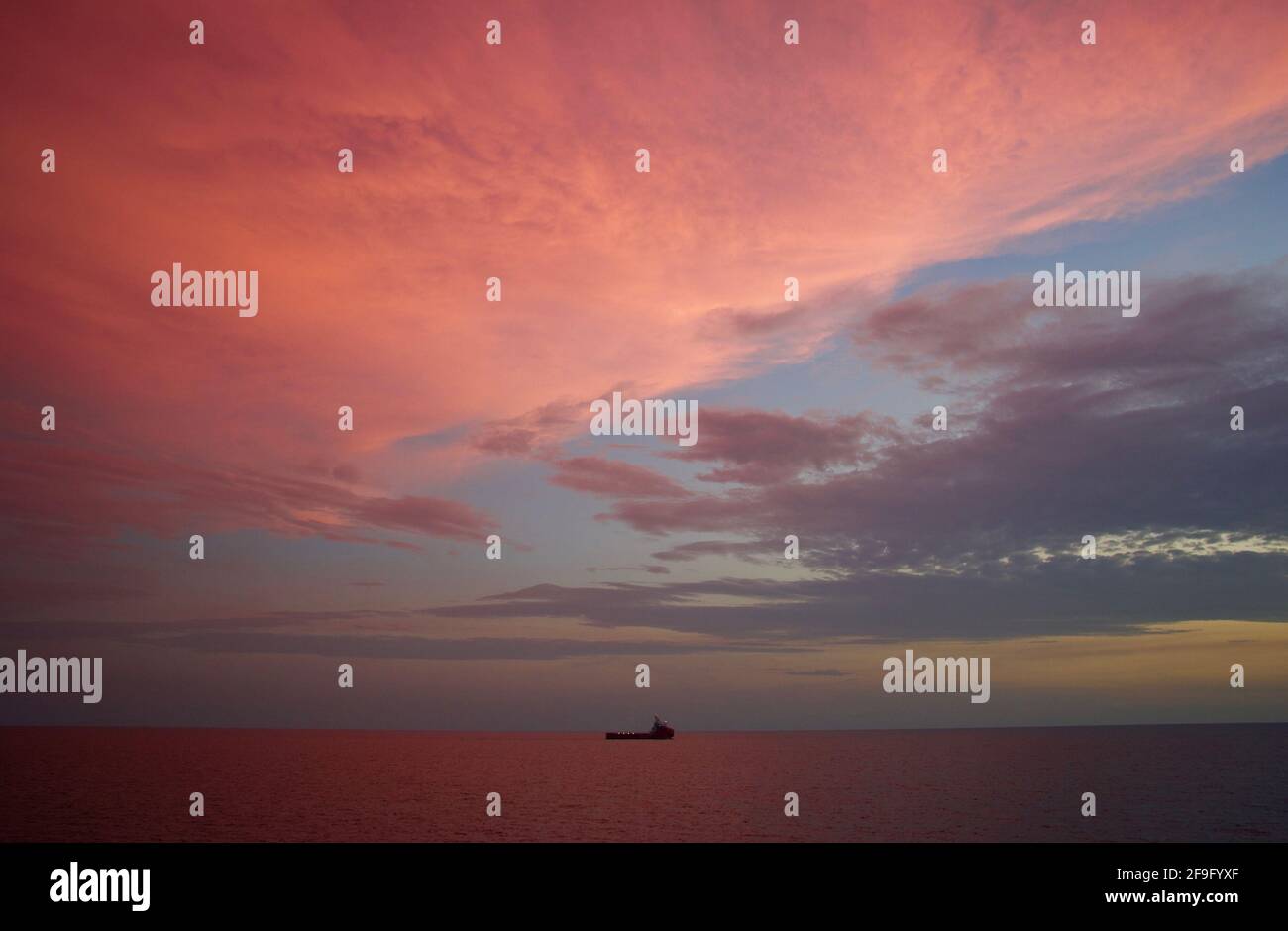 Calm water great barrier reef hi-res stock photography and images - Alamy