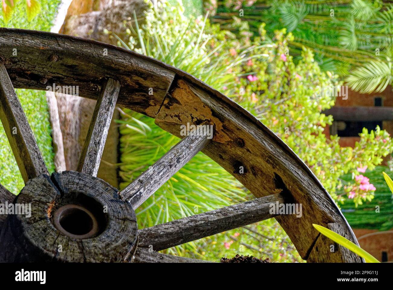 Vintage Wagon Wheel. Colonial Time Period - Hand Crafted Wagon Wheel ...