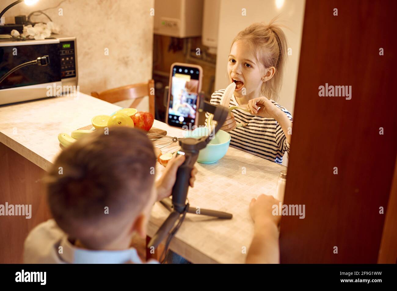 Little vlogger hi-res stock photography and images - Alamy