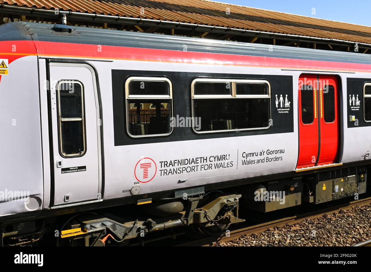 Train carriage side view uk hi-res stock photography and images - Alamy