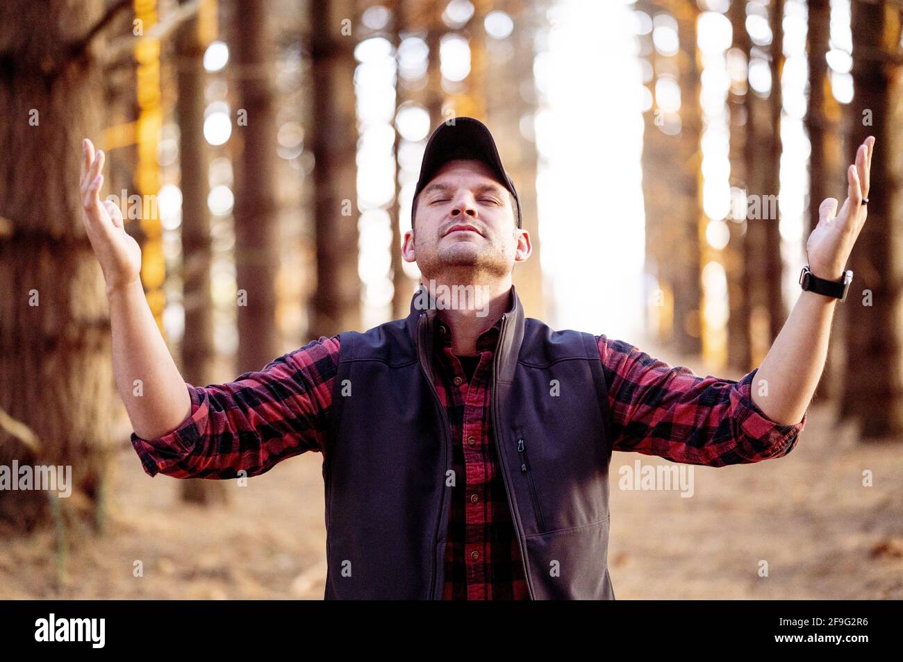 Hands raised in worship hi-res stock photography and images - Alamy