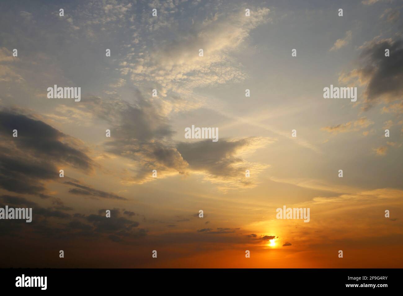 Sky clouds sunset on hi-res stock photography and images - Alamy