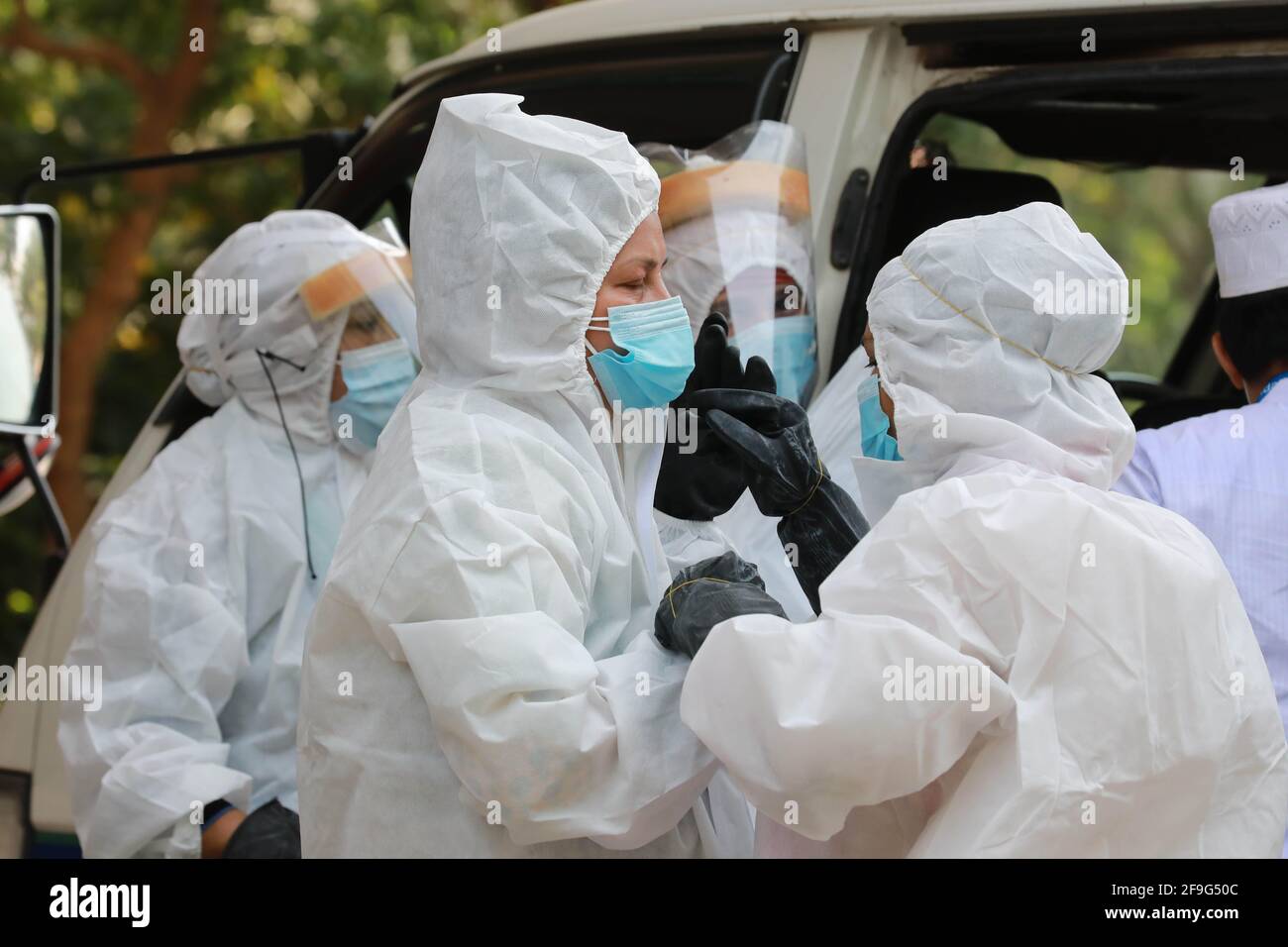 Dhaka, Dhaka, Bangladesh. 18th Apr, 2021. April, 18, 2021 Volunteers ...