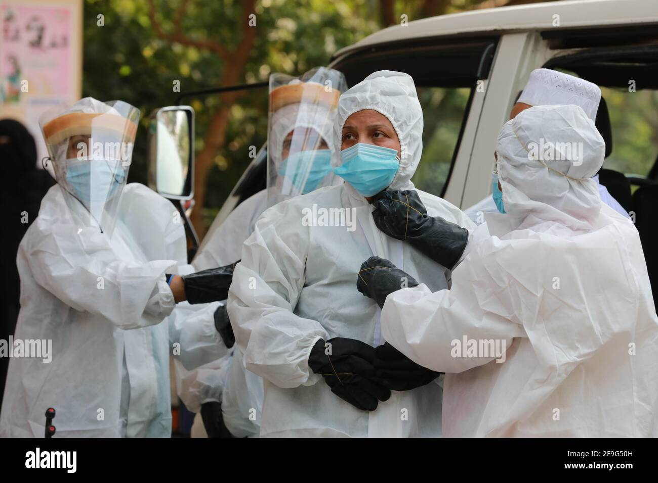 Dhaka, Dhaka, Bangladesh. 18th Apr, 2021. April, 18, 2021 Volunteers ...