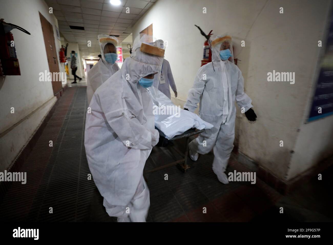 Dhaka, Dhaka, Bangladesh. 18th Apr, 2021. April, 18, 2021 Volunteers ...