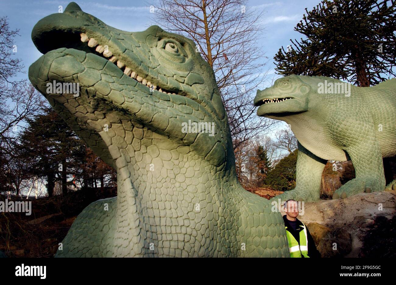 BUILT 150 YEARS AGO,THE WORLDS FIRST DINOSAUR PARK IN CRYSTAL PALACE ...