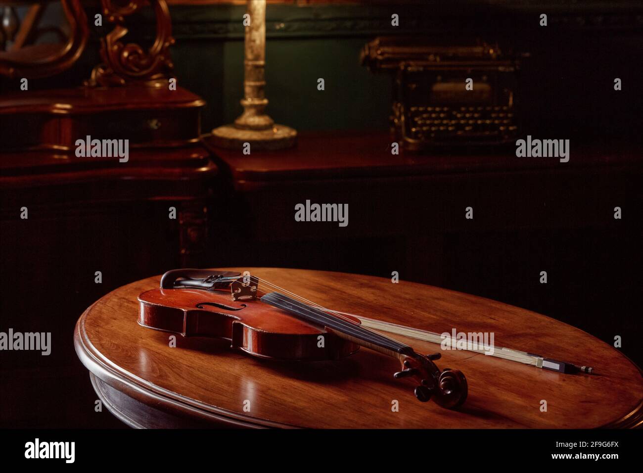 Violin in table hi-res stock photography and images - Alamy