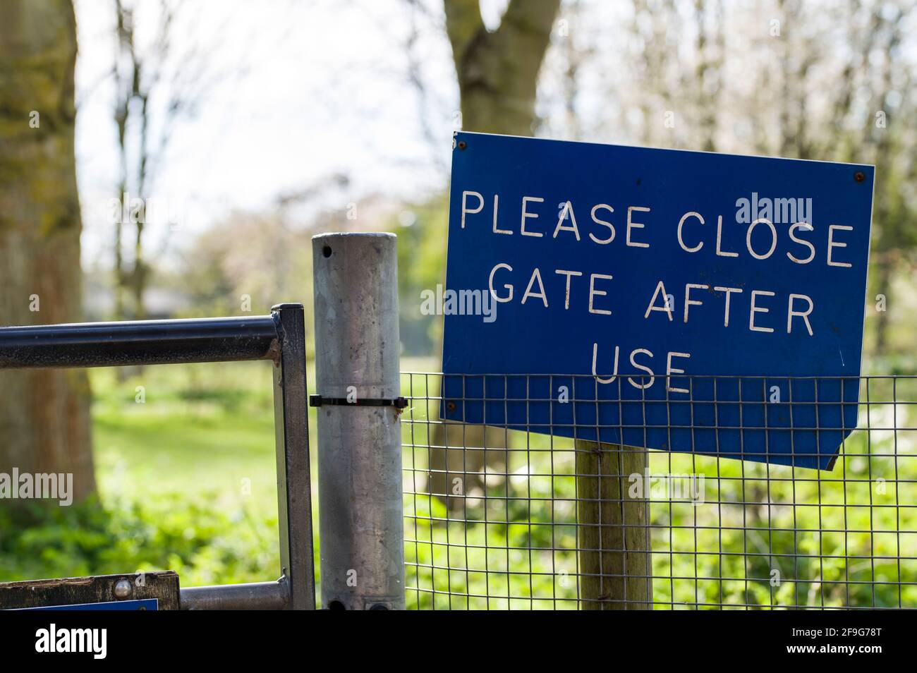 Please close the gate - the inscription on the plate Stock Photo - Alamy