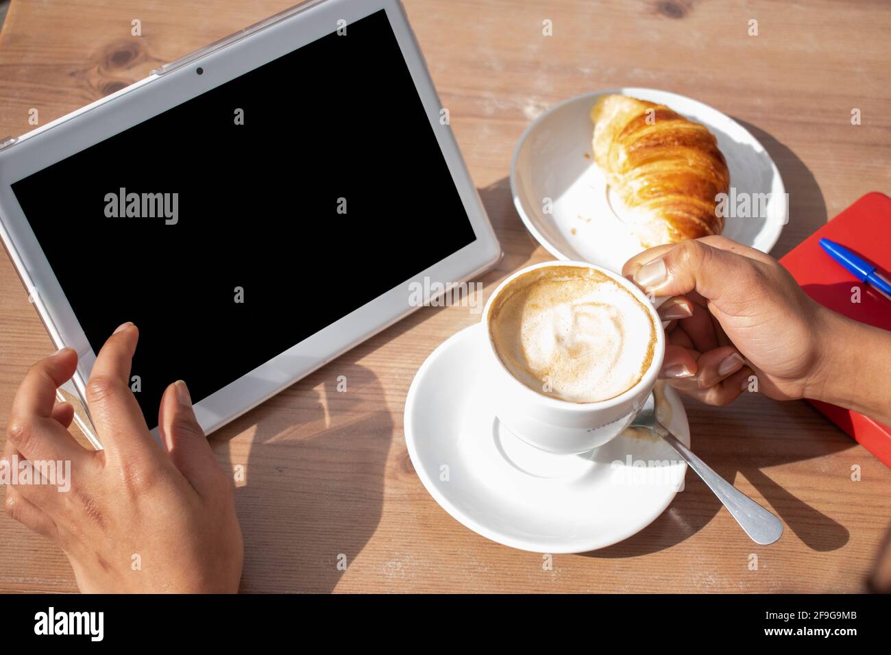 Lunch break office book hi-res stock photography and images - Alamy