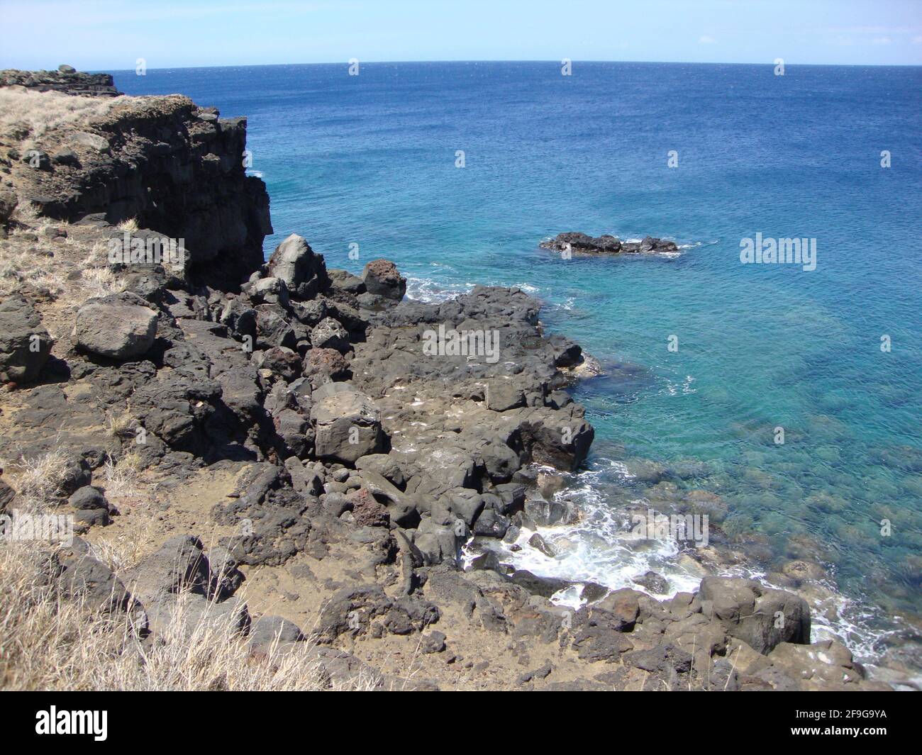 Landscape South Point with cliffs overlooking the Pacific Ocean on ...