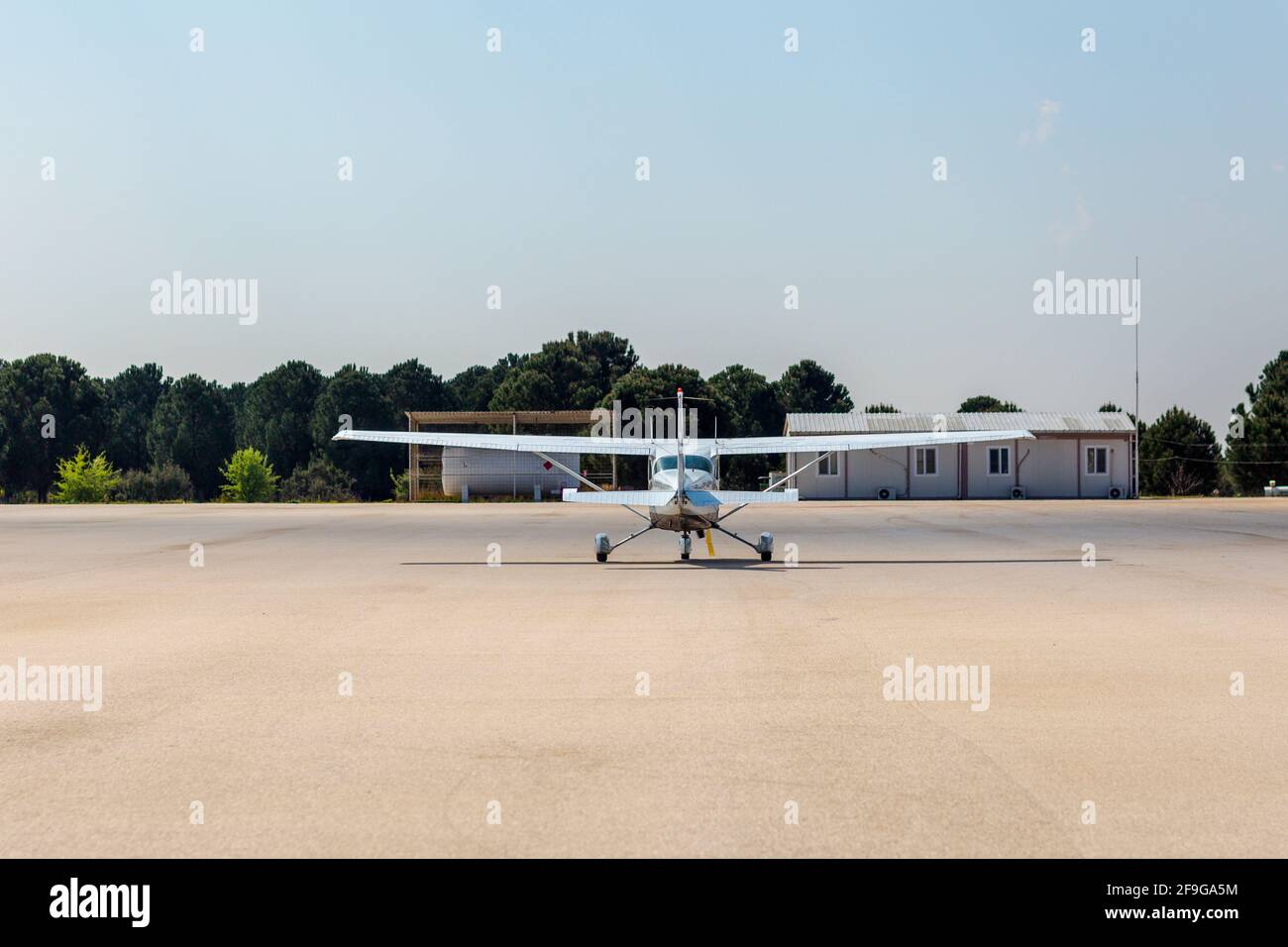 Airplane taxiing start hi-res stock photography and images - Alamy