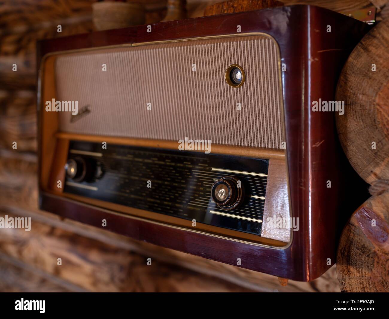 Vintage radio device hi-res stock photography and images - Alamy