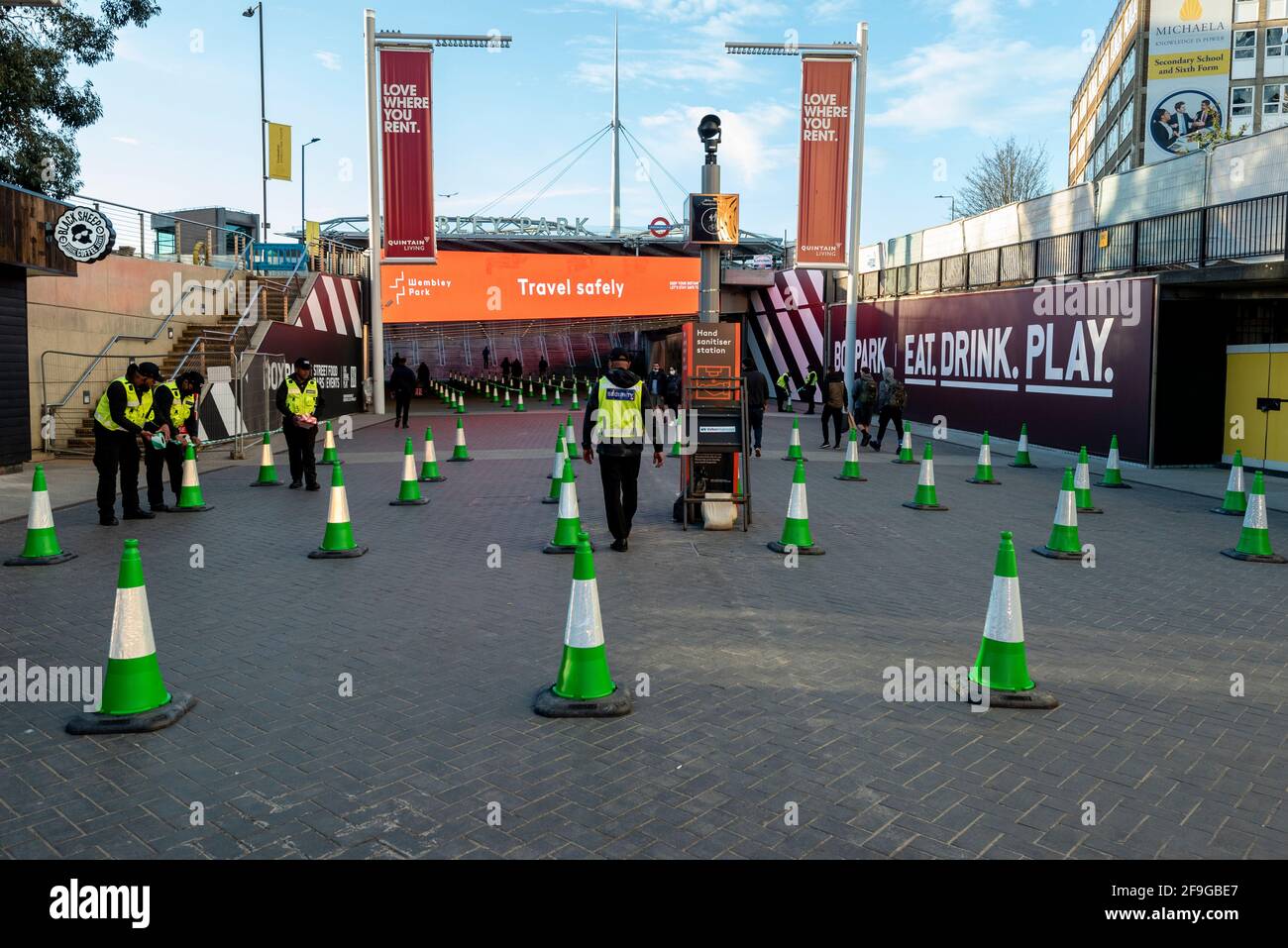 The crowd in the new wembley stadium hi-res stock photography and ...