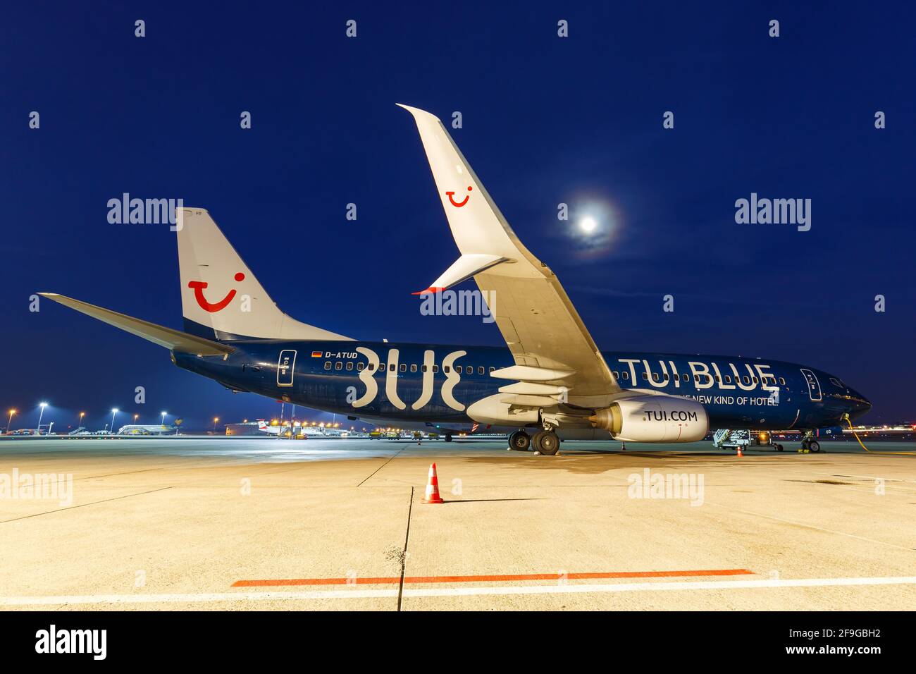 Tui livery hi-res stock photography and images - Alamy